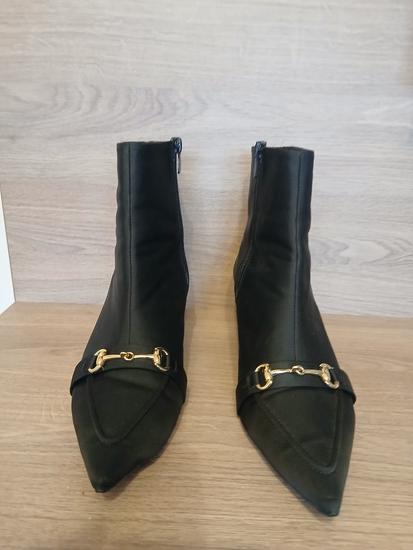 Crne saten elegantne ženske čizme gležnjače