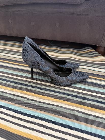 Zara zmijski print teget crne salonke SNIZENO