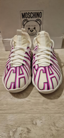 Moschino- nove