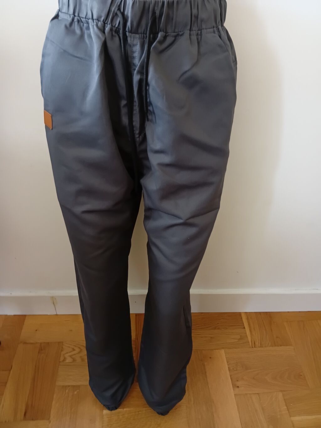 Radne pantalone – tamnosive - Materijal: izdržljiva, gusto tkana