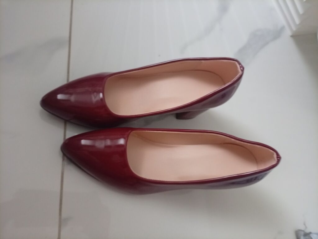 Elegantne ženske cipele na štiklu – bordo lak - Klasičan, špicasti