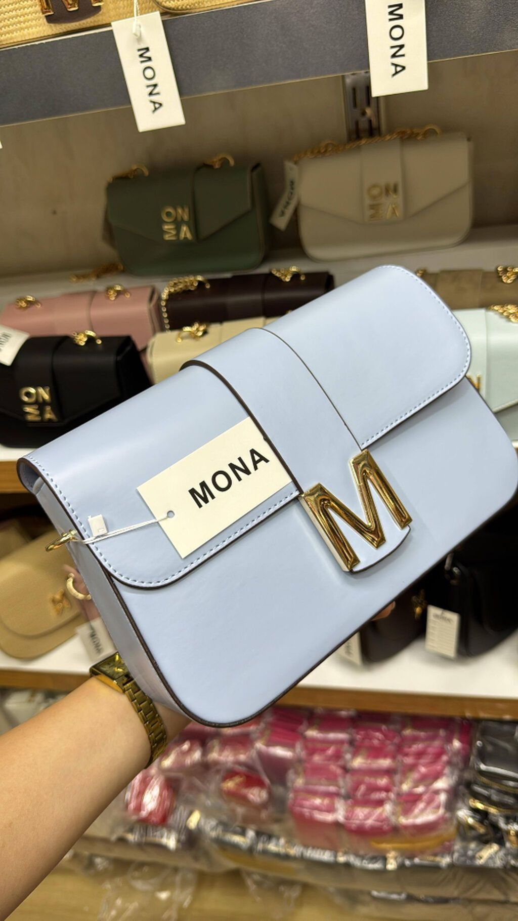 Ženska torba MONA – elegantna crossbody/ramena torba sa zlatnim “M”