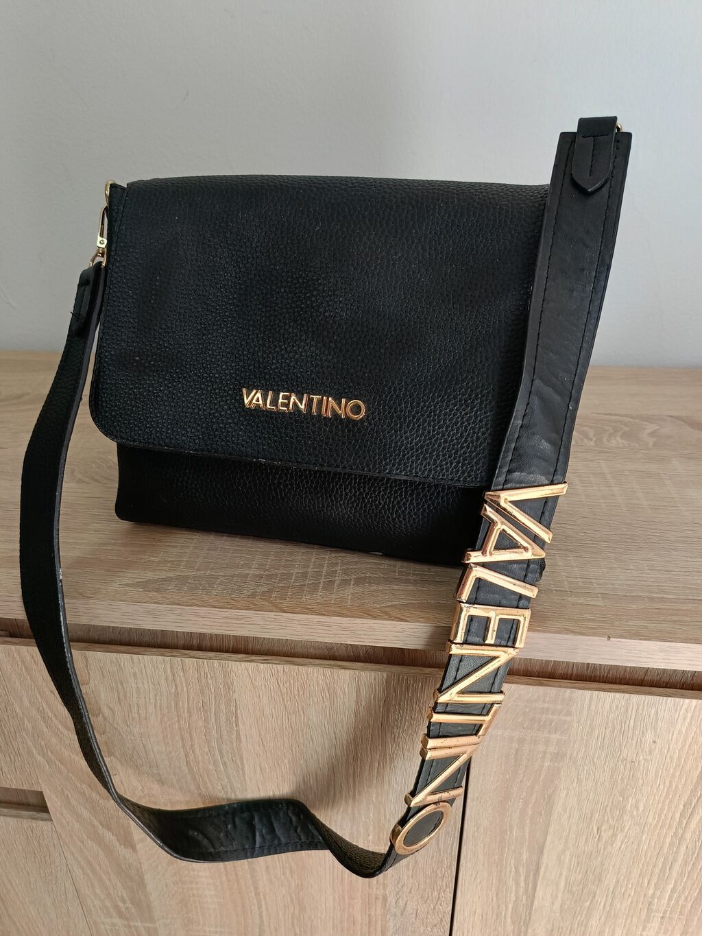 Valentino torba preko ramena - Model: crna kožna crossbody/shoulder