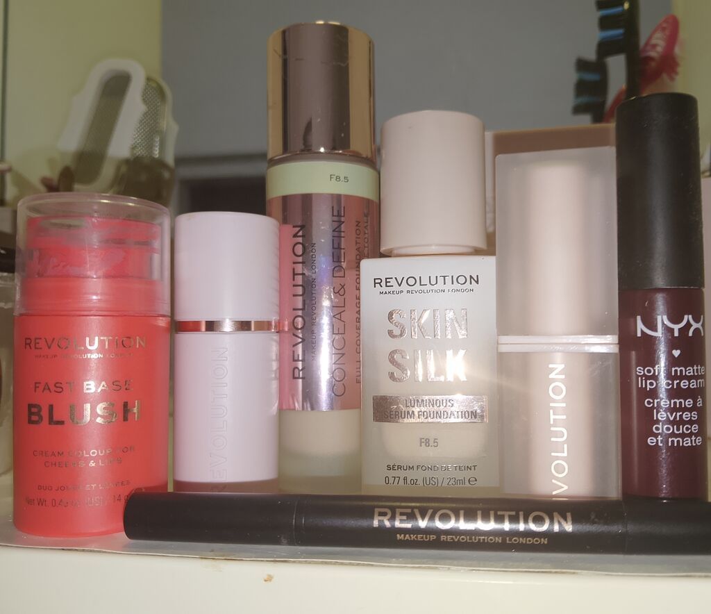 Set dekorativne kozmetike – Makeup Revolution London + NYX Sadržaj
