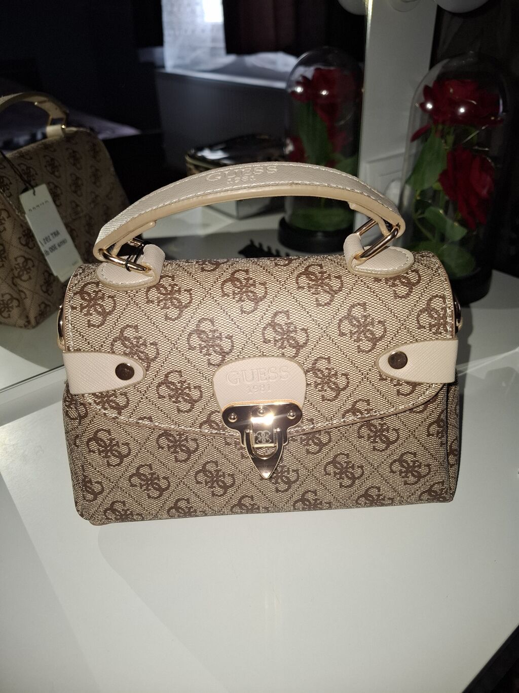 GUESS torbica – monogram bež/karamel - Model: ručna torbica sa