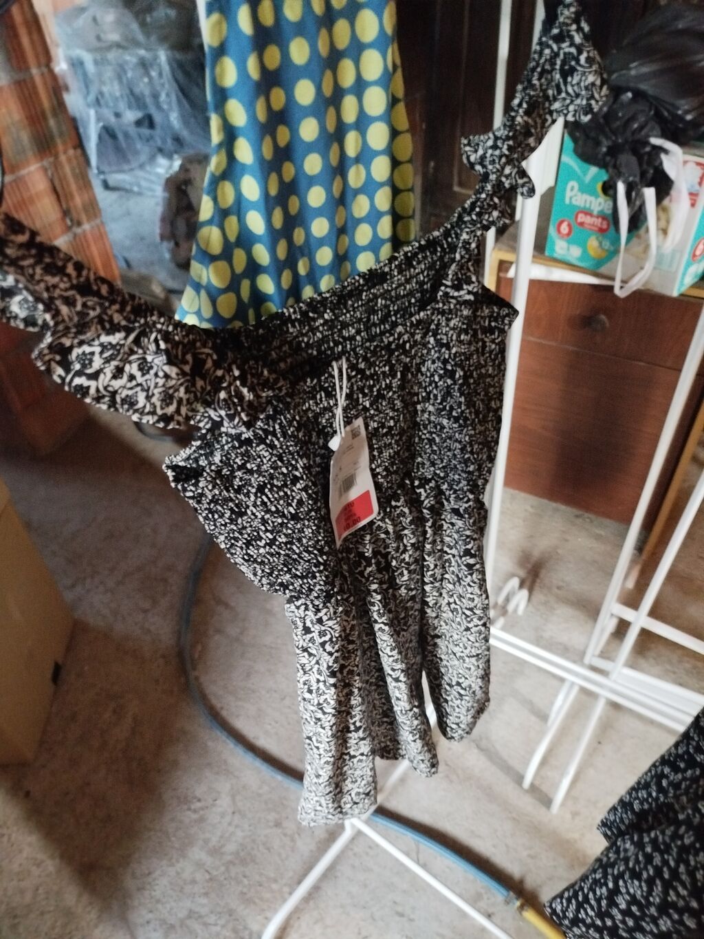 Dosta garderobe za dalju prodaju muske zenske decije haljine dzemperi
