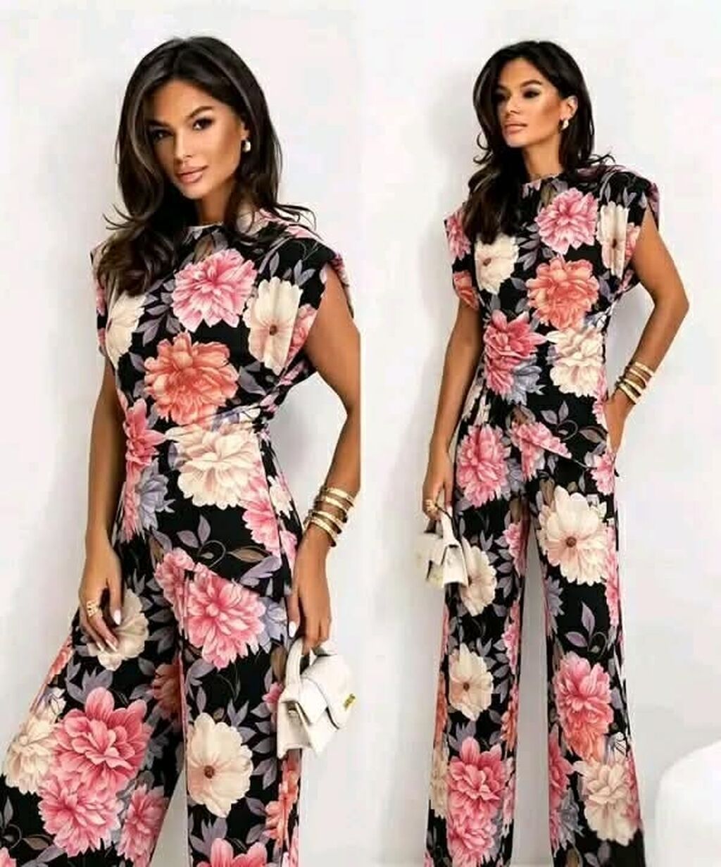 Ženski komplet – elegantni pantalone i majica sa cvetnim printom . -