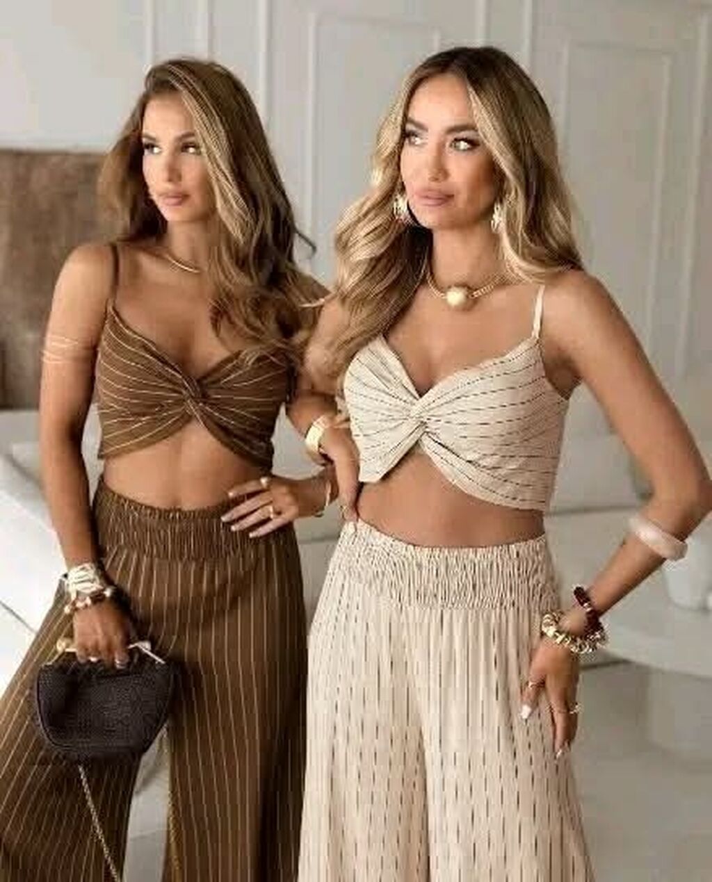 Dvodelni komplet crop top majica na bratele i široke pantalone. -