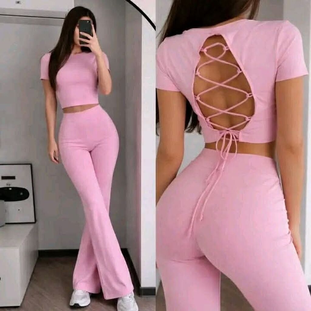 Komplet majica crop top i zvonarice sa visokim strukom. -Pripijeni