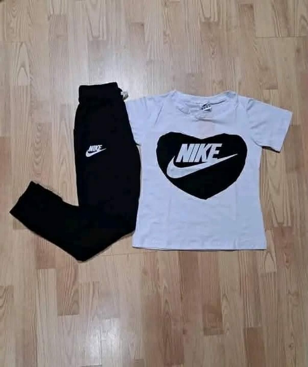 Komplet NIKE majica i donji deo trenerke. -Bela majica kratkih rukava