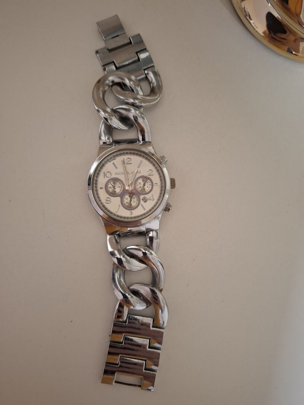 Ženski ručni sat Michael Kors, izrađen od metala u srebrnoj boji