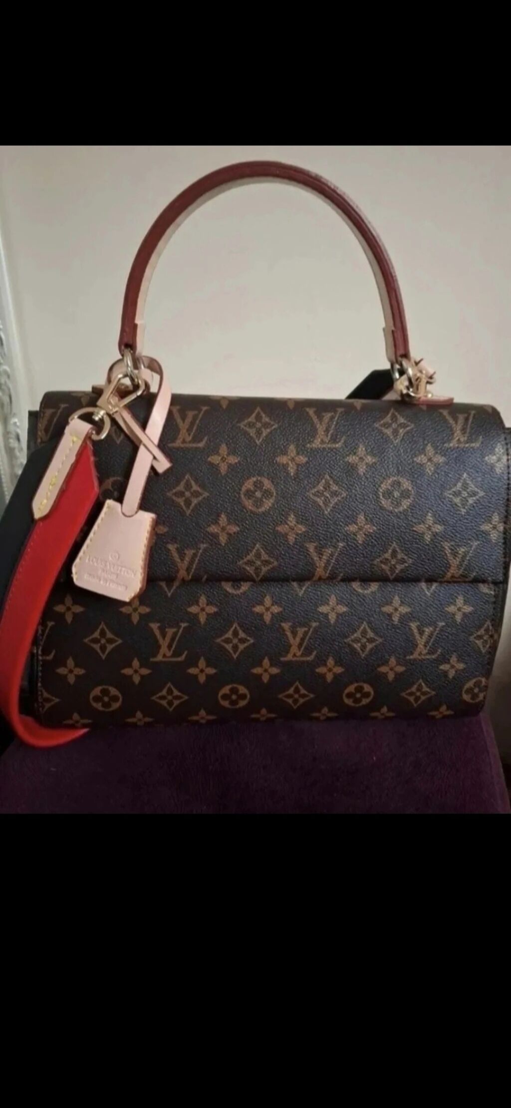 Elegantna ženska torba sa preklopom u klasičnom monogram printu. -