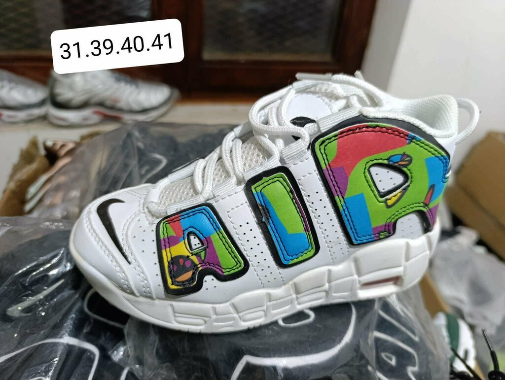 Model: patike sa ogromnim “AIR” aplikacijama sa strane (basket/street