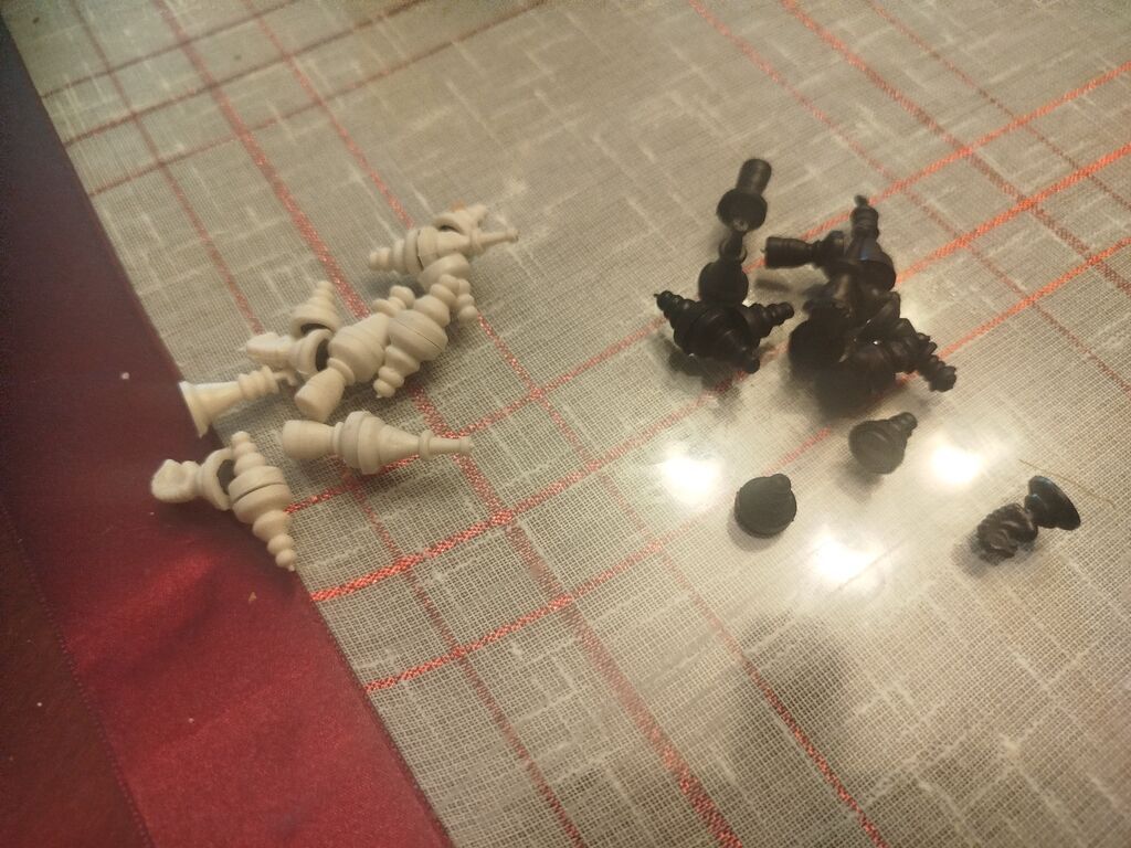 Male magnetne figure na magnet za sah.16 crnih i 16 belih