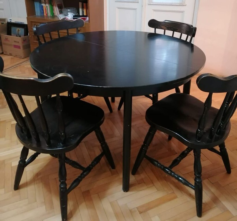 Na prodaju trpezarijski sto okrugli na razvlacenje (dva nastavka za