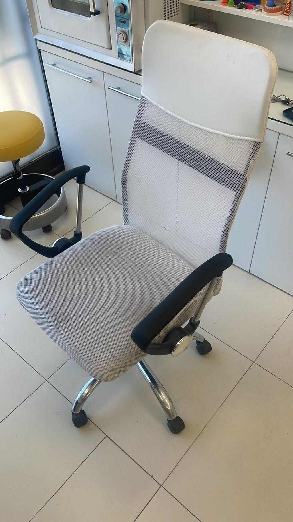 Ergonomska kancelarijska stolica sa mrežastim naslonom - Visoki