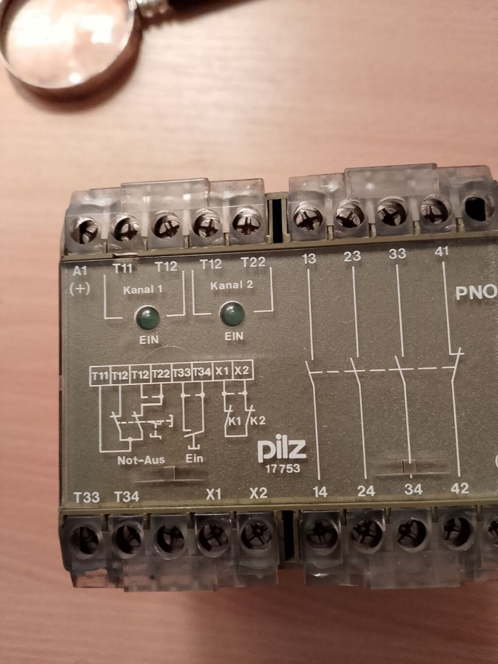 Sigurnosni rele Pilz PNOZ – model 17753 (PNOZ 24V) za delove Opis: -