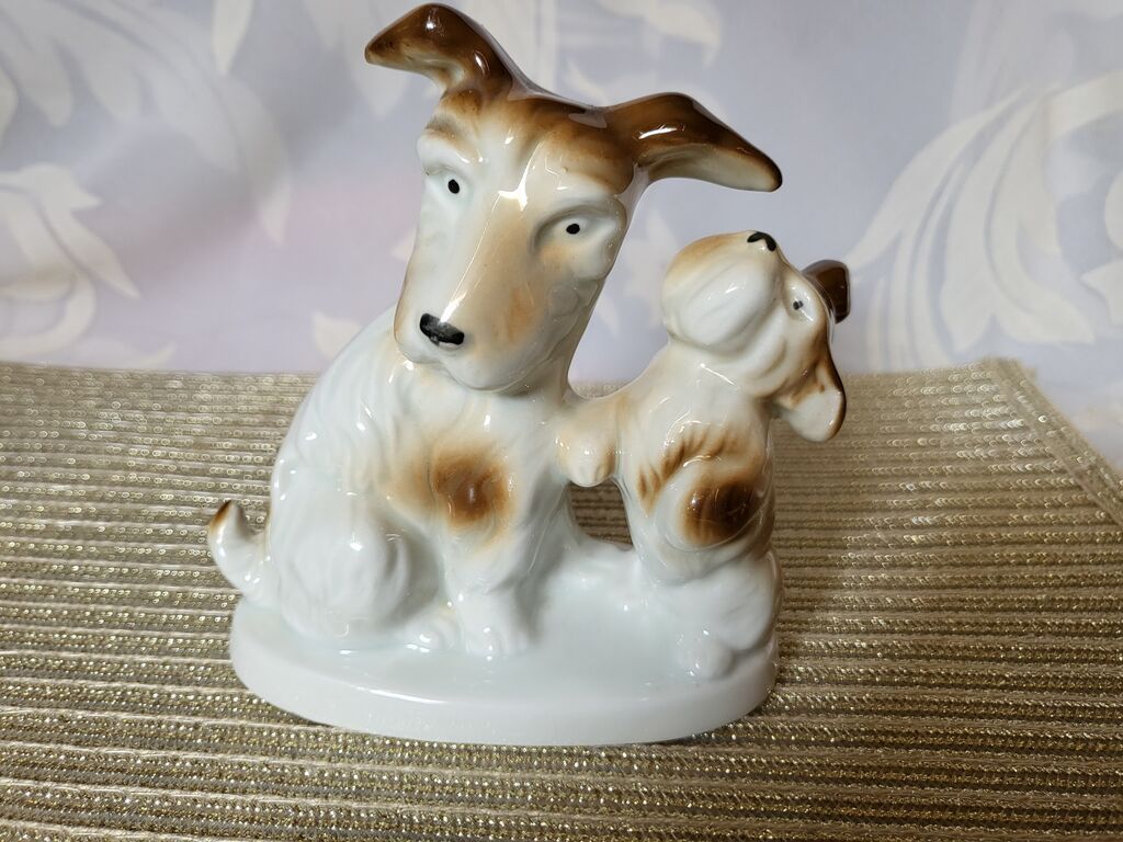 Nova figura pasa 1951 do 1974g.Lippelsdorf GDR. Nova porcelanska