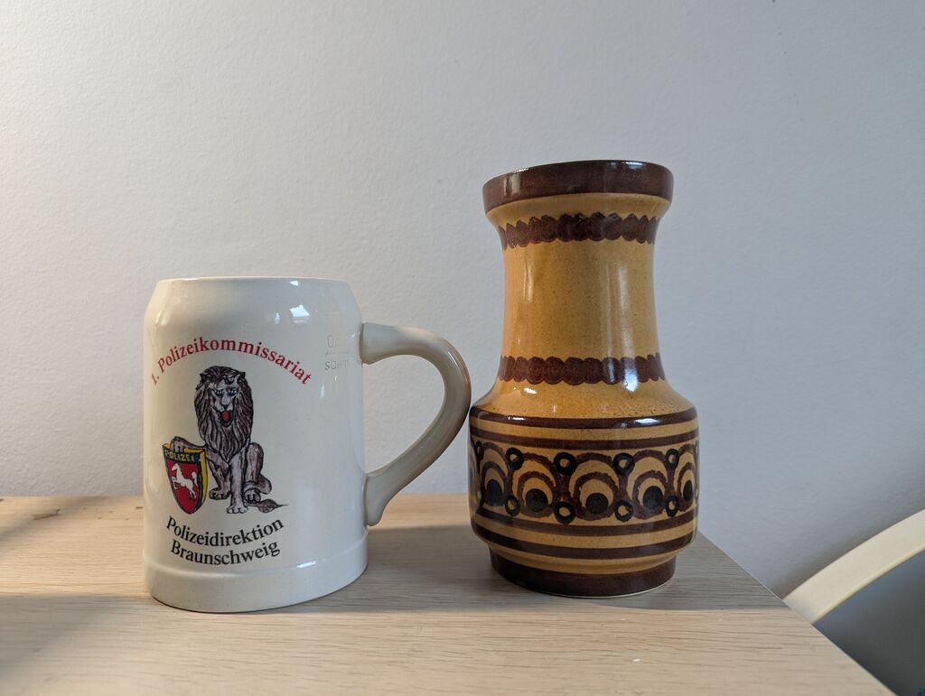 Prodajem keramičku vazu i nemačku pivsku kriglu. Oba predmeta su u