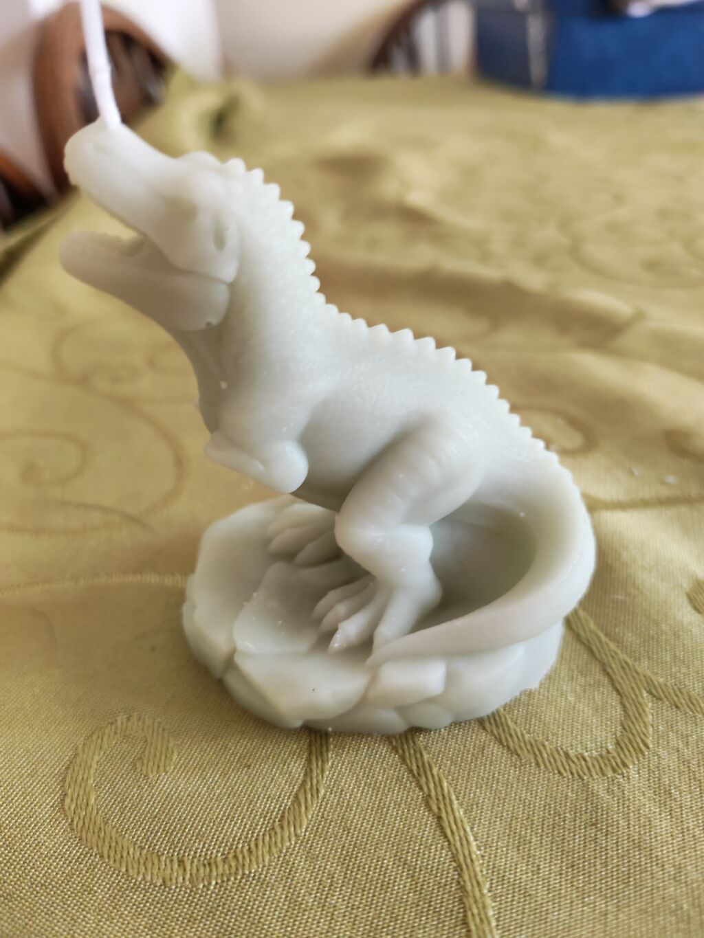 Ukrasna sveća – dinosaurus (T‑Rex) - Ručno livena figurativna sveća u