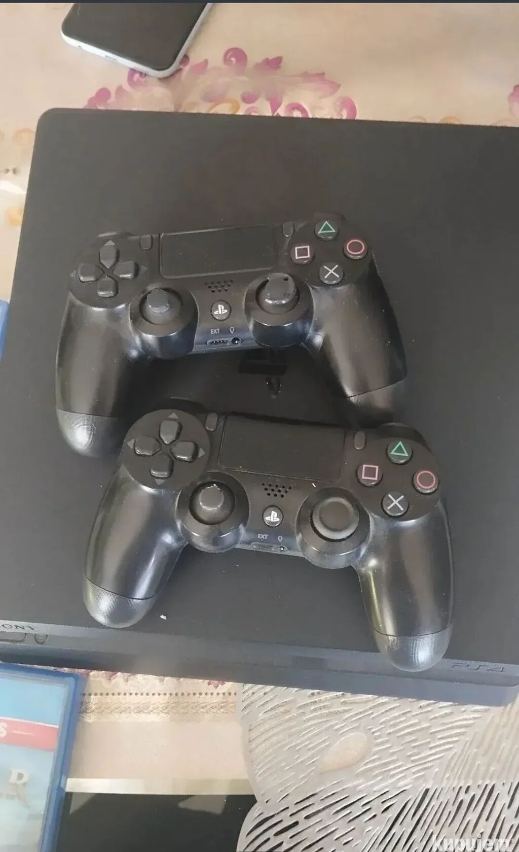 PlayStation 4 Slim konzola (crna) sa dva DualShock 4 bežična