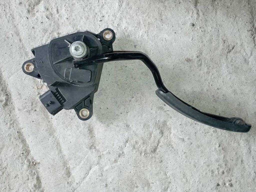 SENZOR PAPUCICE GASA ZA RENAULT MEGANE | Delovi ispravni i provereni