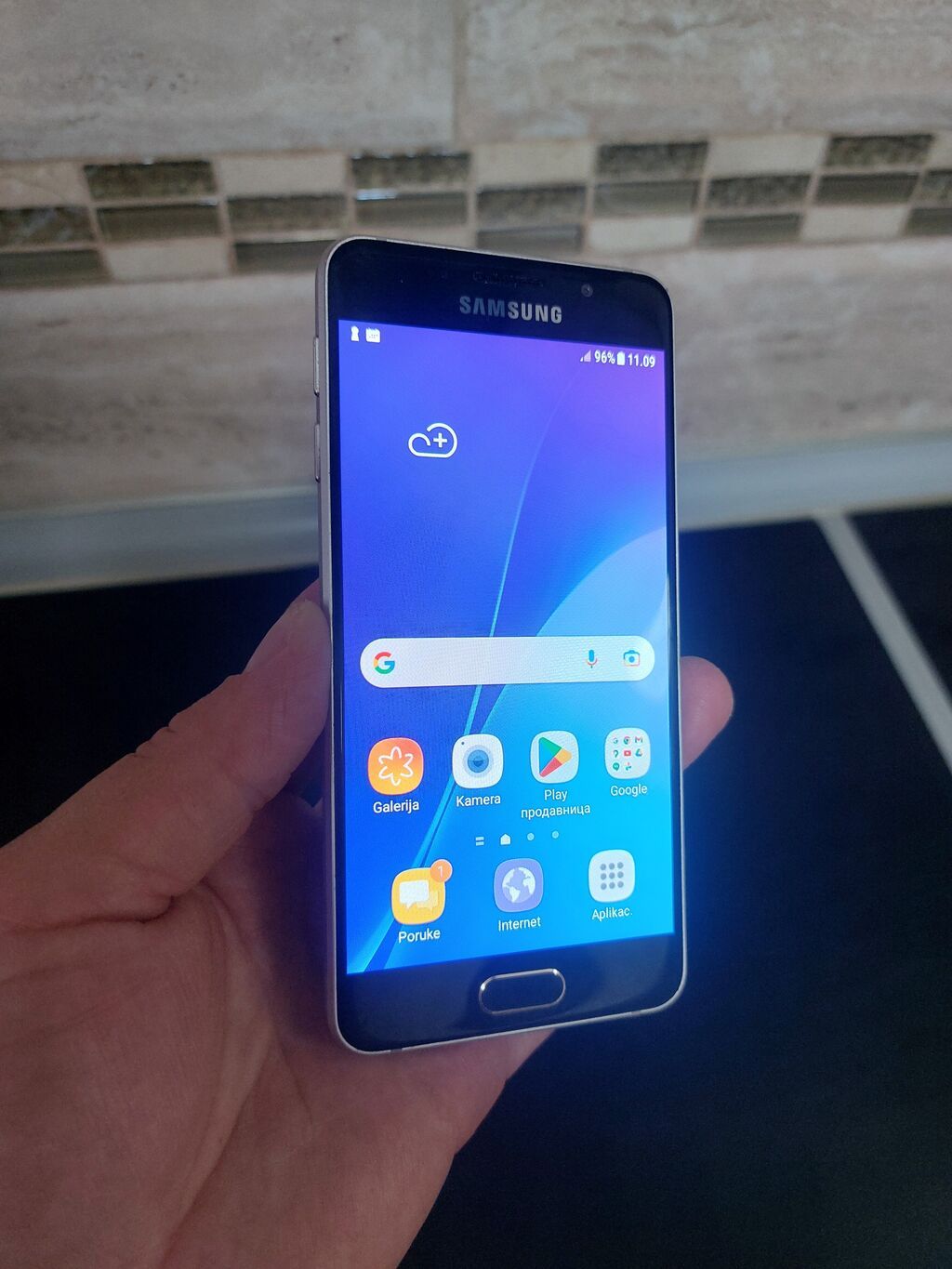 Samsung Galaxy A3 (2016) – zlatni - Kompaktan 4.7" Super AMOLED ekran