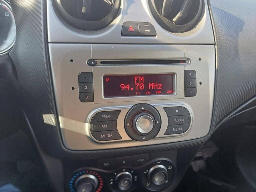 RADO CD ZA ALFA ROMEO MITO | Radio Alfa Mito. Ispravan sa kodom. U