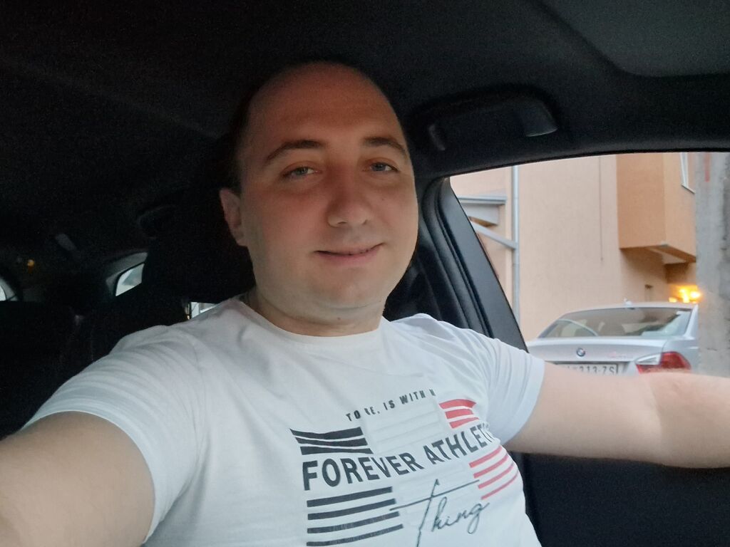 Prodajem mobilni telefon Samsung s22 ultra. Sa malim ostecenjem na