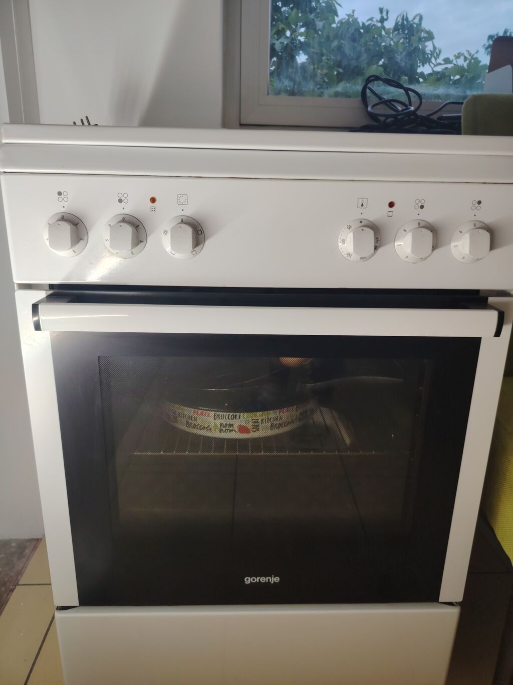 Gorenje električni šporet sa rernom - Samostojeći model u beloj boji