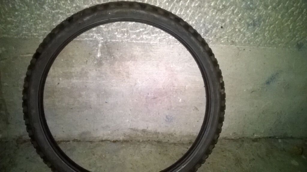 Bicikl spoljna guma Rubena 20x1,75,Ceska,kramponka ocuvana