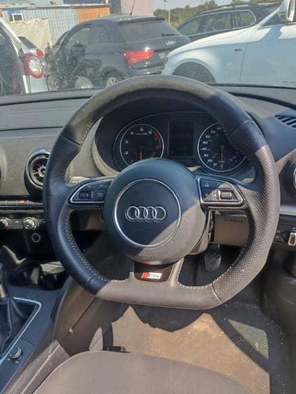 VOLAN SA KOMANDAMA ZA AUDI A3, A4, A5 . OD 2008. DO 2014. GOD. |