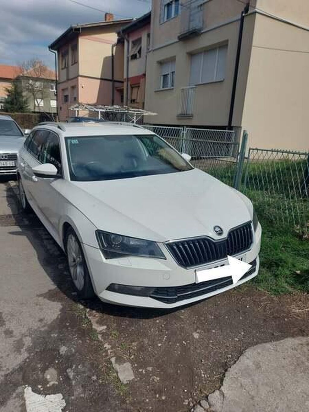KARAVAN DESNI FAR XENON ZA ŠKODA SUPERB OD 2015. DO 2019. GOD. |