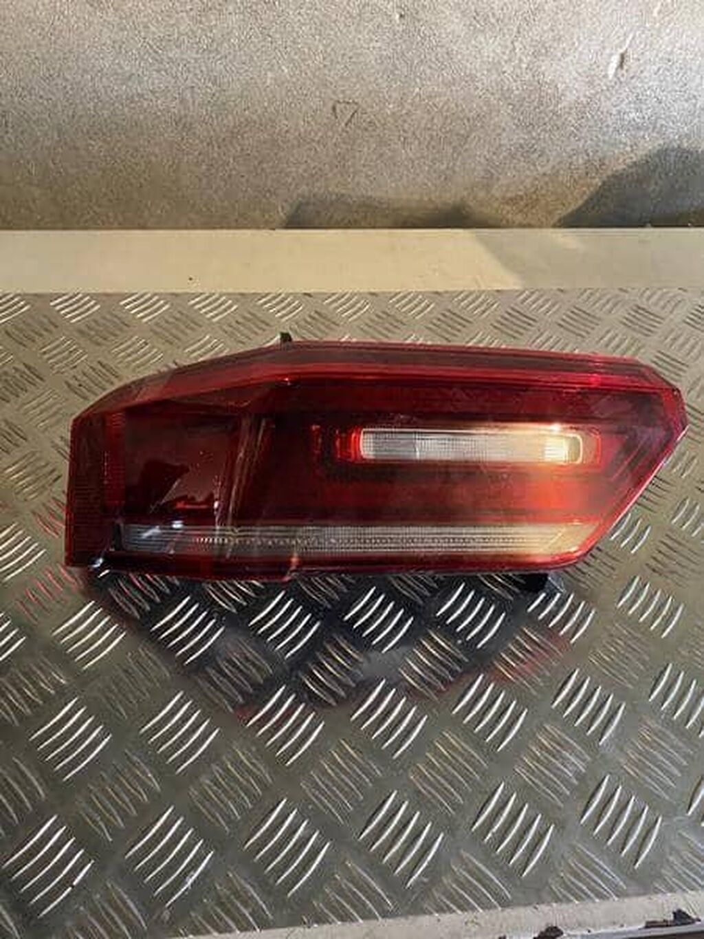 LAMPA ZA VOLKSWAGEN TIGUAN OD 2012. DO 2020. GOD. | Lampa bez