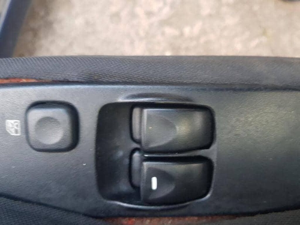 PODIZAC STAKLA DUGMICI ZA MITSUBISHI CARISMA OD 1996. DO 2005. GOD. |