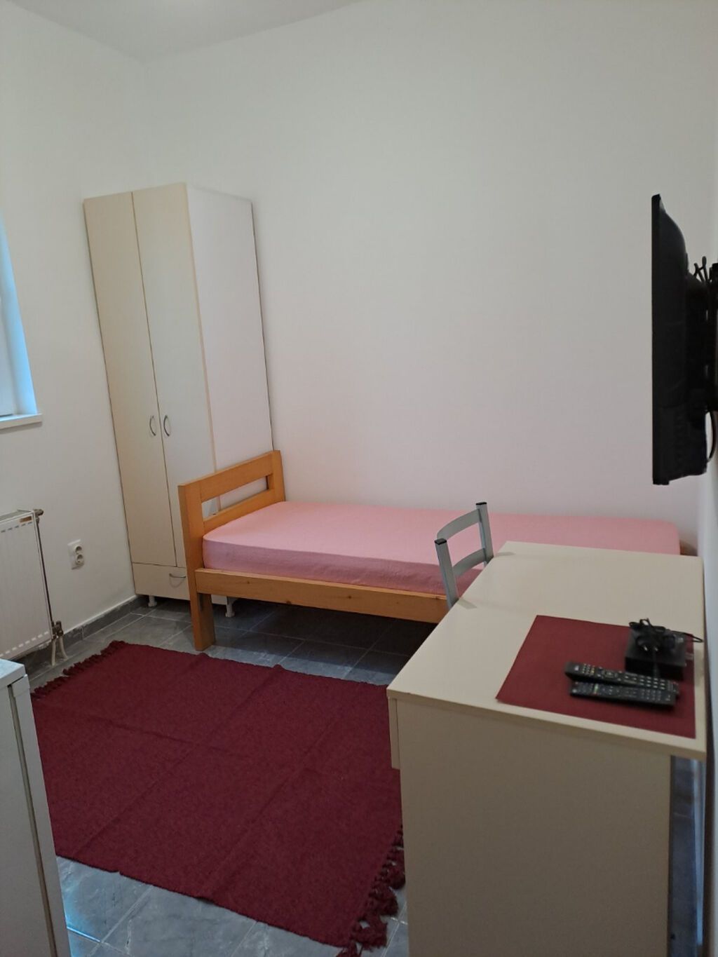 Zemun, Nova Galenika, izdajem sobu za zaposlenu osobu, u prizemlju