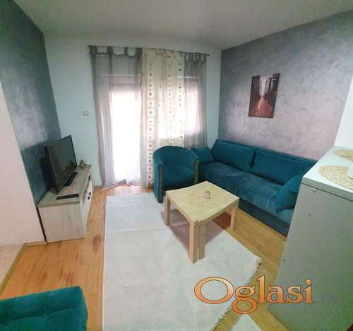NOVI SAD, ADAMOVICEVO NASELJE, JEDNOSOBAN STAN,MOGU STRANCI STUDENTI,PET FRIENDLY, MALI RACUNI U BLIZINI MEDICINSKOG FAKULTETA - 300 E