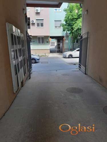 Parking mesto u dvoristu zgrade sa kapijom na daljinsko otvaranje