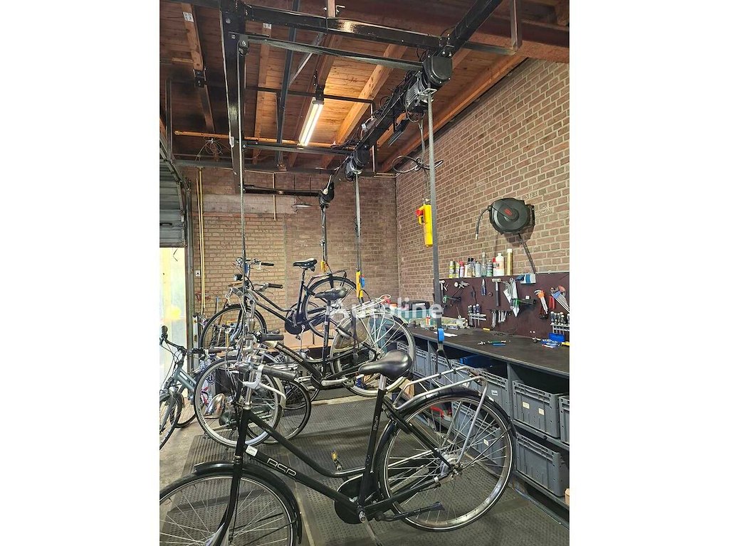 Prodaje se Complete inventaris fietsreparatie werkplaats bicikl na aukciji