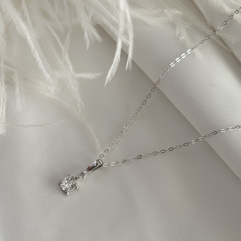 Elegantna ogrlica od belog zlata sa jednimcirkonom