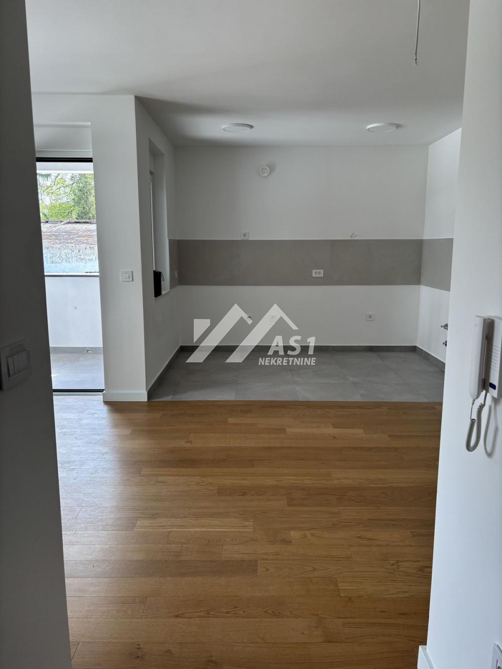 IZDAJE SE DVOSOBAN PRAZAN STAN KOD SHERATONA ID#6995
450 €