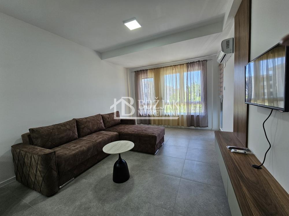 Nov, trosoban stan sa garažom u suterenu zgrade ID#2650
550 €