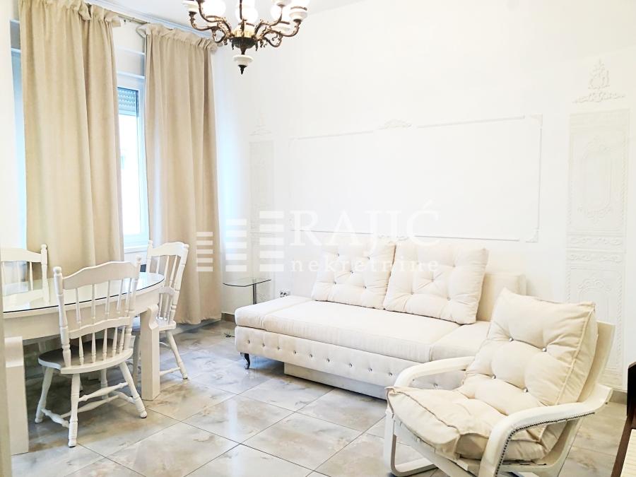 Centar(Trg republike)40m2,1.5-renoviran,šarmantan #4563
650 €