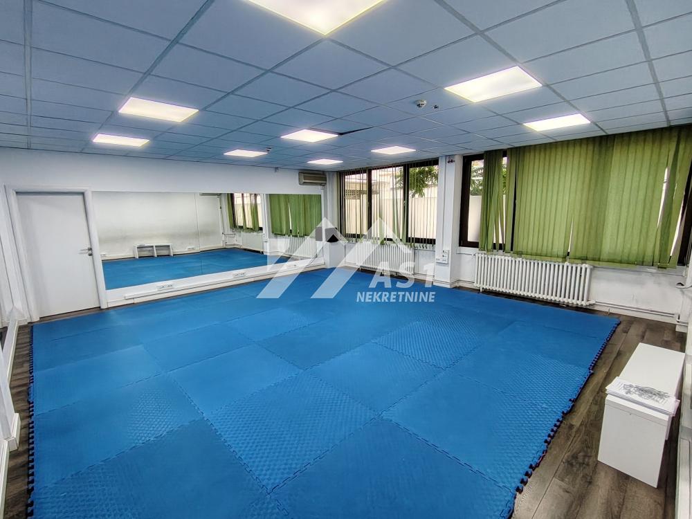 Izdaje se odličan poslovni prostor na Bulevaru Oslobođenja 135 m2 ID#6970
1.350 €