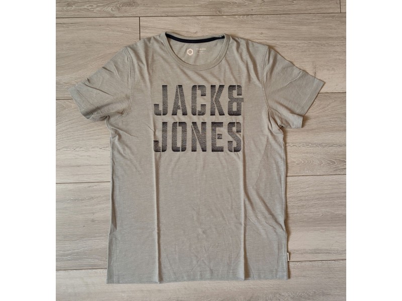 Odlicna JACK & JONES majica - M