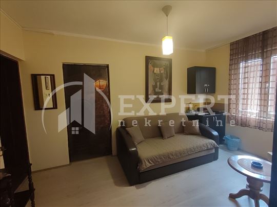 Izdaje se odlična kuća na Ledenoj steni, 250m2