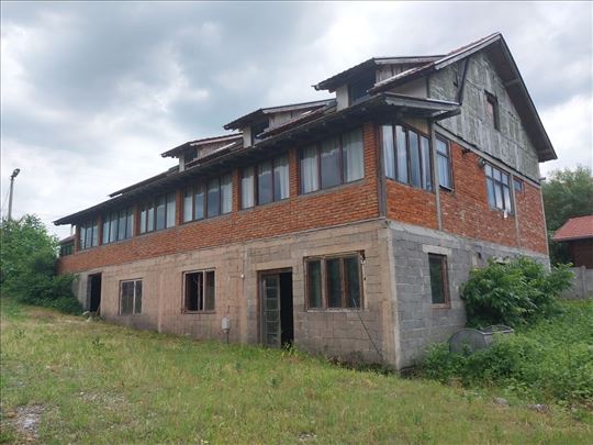 Poslovni prostor 370m2 na placu 12ari-Belosevac