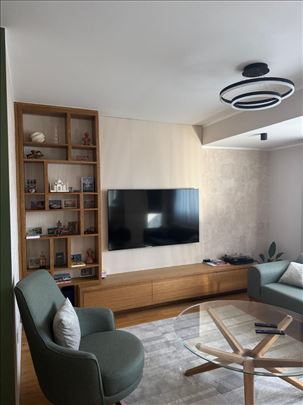 Prelep,uknjižen, opremljen stan sa garažnim mestom