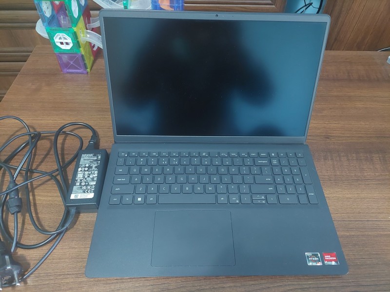 Dell 15.6” FHD 120Hz Ryzen 5 5625U 16GB 250GB NVMe punj