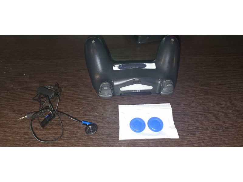 PS4 ispravan sa slušalicama i silikonskim navlakama